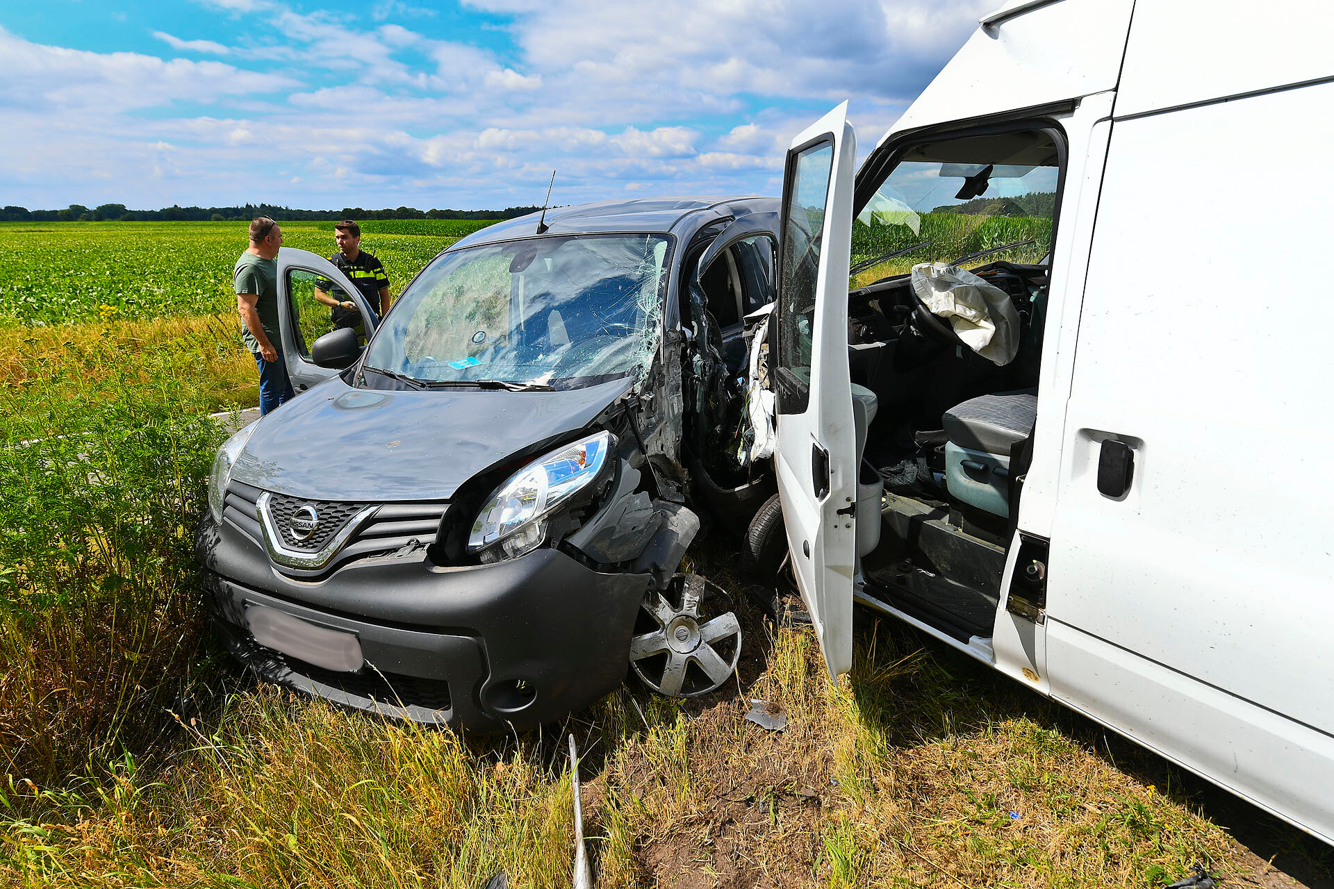 Bestuurder wordt onwel door wespensteek en botst op twee auto's