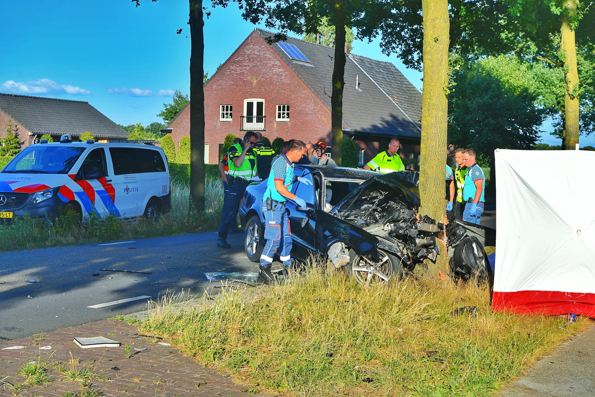 Automobilist komt om het leven na botsing tegen boom in Hooge Mierde